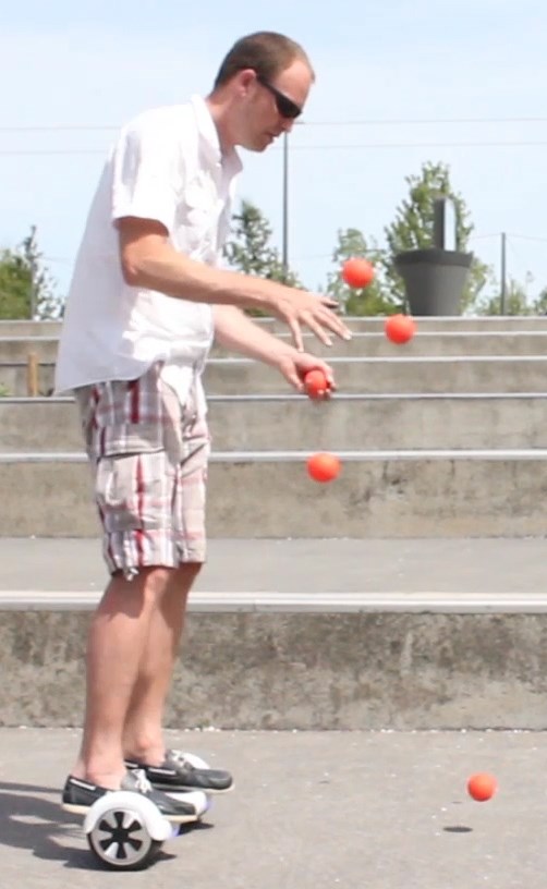 Hoverboard Juggling – Diabolo Show Hoverboard Juggling – Diabolo Show