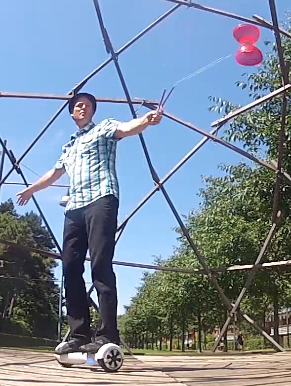 Hoverboard Juggling – Diabolo Show Hoverboard Juggling – Diabolo Show